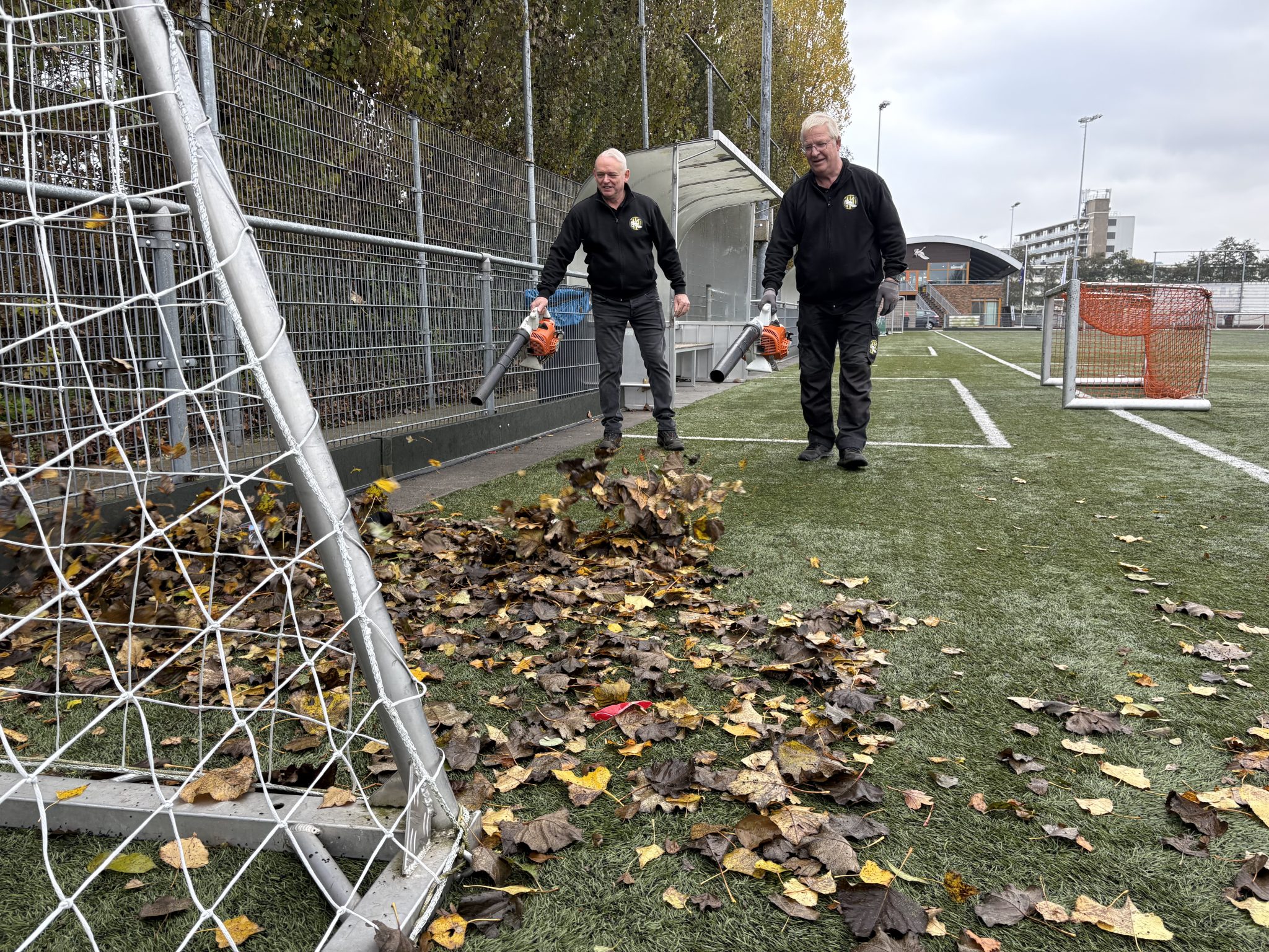 Herfst en nauwelijks bladeren op de speelvelden. Hoe kan dat? | VFC