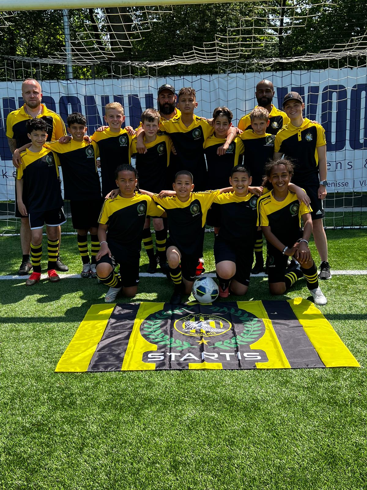 JO12-1 kwam, zag en overwon bij het Pinkster Panthertoernooi bij DSV Concordia in Delft en bij ...